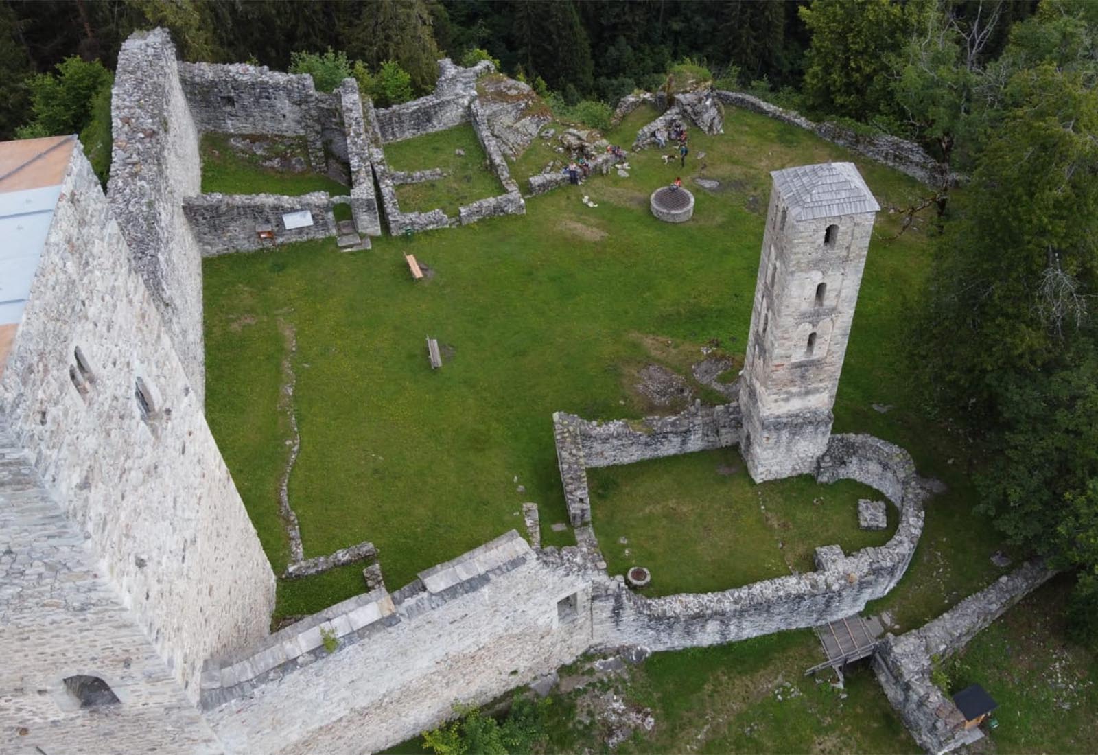 Ruine Kropfenstein mit Lag da Pigniu - Panixersee